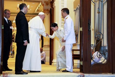 โป๊ปฟรานซิสเข้าเฝ้าในหลวง พระราชินีทรงแลกเปลี่ยนของขวัญ