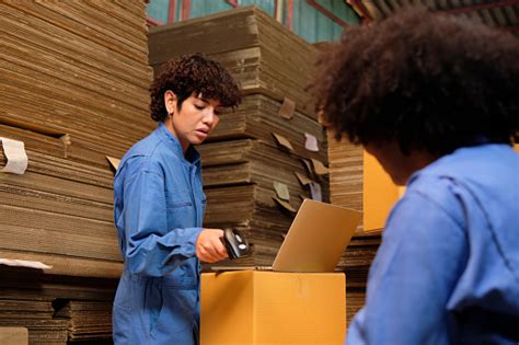 두 명의 작업자가 바코드 스캐너를 사용하여 소포 창고에서 주문 재고를 확인합니다 2명에 대한 스톡 사진 및 기타 이미지 2명 Qr코드 검사 보기 Istock