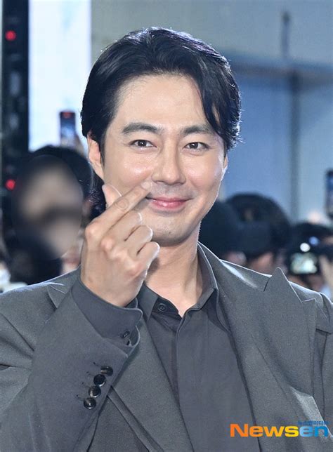 오랜만에 보는 ‘손하트하는 조인성 포토엔hd 손에 잡히는 뉴스 눈에 보이는 뉴스 뉴스엔