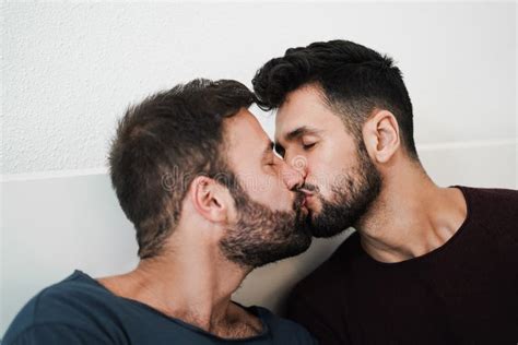 Casal Gay Se Beijando Na Cama Em Casa Focando No Rosto Direito Imagem De Stock Imagem De Cama