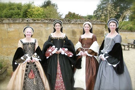 What Did A Noble Tudor Lady Wear Read About It On On The Tudor Trail