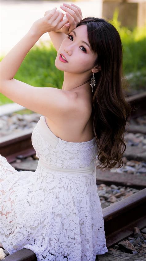 Обои женщина брюнетка рельсы 1080x1920 Iphone 6s 7 8 от Chappie картинки на рабочий стол и