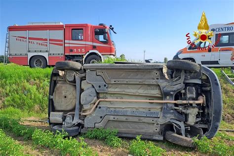 Auto Va Fuori Strada E Si Ribalta Due Ragazze Ferite Restano Intrappolate Incidente Nel Casertano