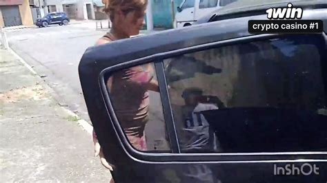 Uma Mulher Voluptuous Lava O Carro E Se Exibe Na Rua De Forma