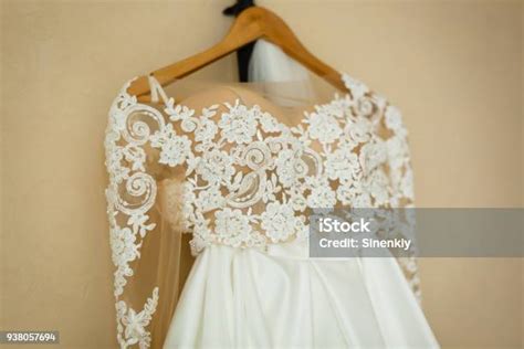 호텔 방에서 창에 매달려 꽃 럭셔리 웨딩 드레스 빛에 현대 놀라운 신부 가운입니다 아침 준비 준비 합니다 텍스트를 위한