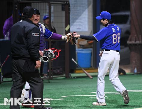 최설 `무사 만루위기 무실점으로 막다` Mk포토 Mk스포츠