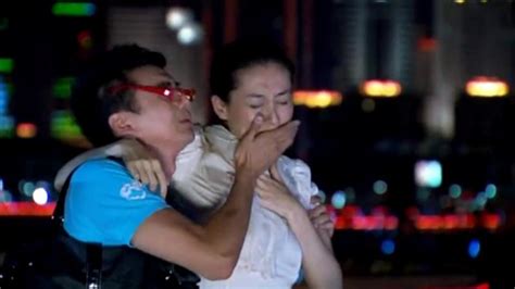 美女喝醉想吐，不料小伙竟让美女吞回去，好恶心！影视爱情好看视频