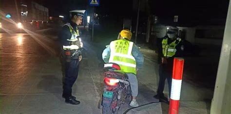一抹荧光绿 守护平安路 南宁市 群众 夜间