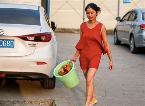 工地上的女人，上班时候虽然汗流浃背，下班后也是风情万种！