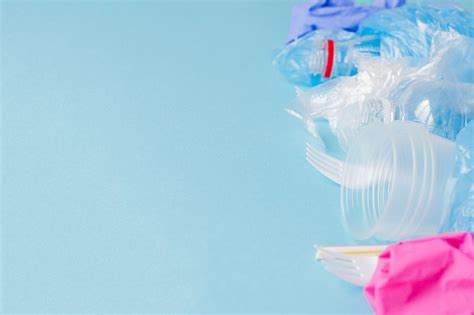 파란색 배경에 일회용 플라스틱 폐기물의 다양한 종류의 상단보기 복사 공간 0명에 대한 스톡 사진 및 기타 이미지 0명 공란