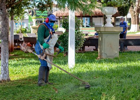 Prefeitura Realiza Limpeza E Manutenção De Praças E Avenidas Gazeta