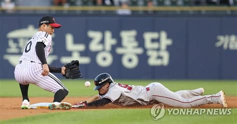 도루 성공하는 최지훈