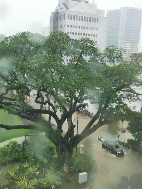 古晋突下暴雨 多个区域遭遇闪电式水灾 红点网 Red Dot