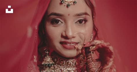 빨간색과 금색의 신부 의상을 입은 여성 사진 Unsplash의 무료 초상 이미지