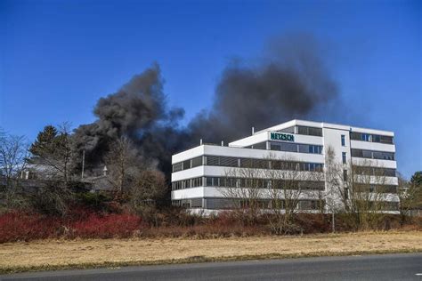 Feuer bei Firma Netzsch in Selb löst Großeinsatz aus Chemiefässer in