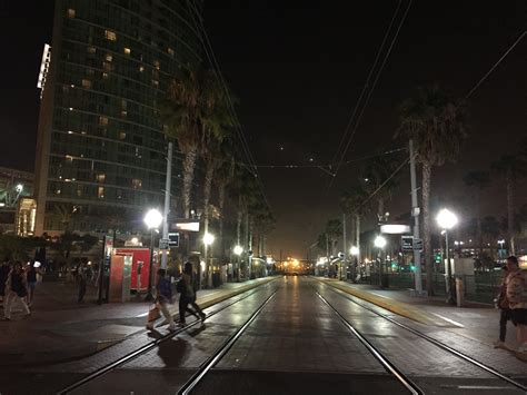 무료 이미지 보행자 빛 도로 교통 거리 밤 시티 도시 풍경 도심 저녁 어둠 가로등 레인 조명 하부 구조 전등 중심지 대도시 지역
