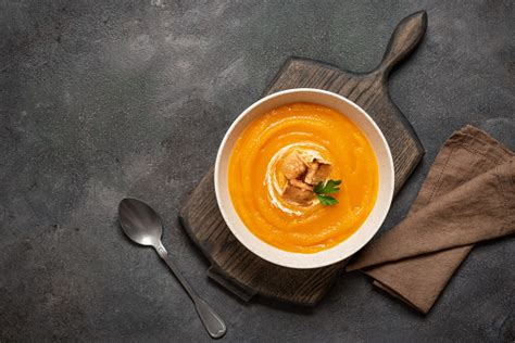 호박 크림 수프는 어두운 그런지 배경에 그릇에 크루통을 곁들인 모습 평면도 복사 공간 겨울과 가을을 따뜻하게 데우는 비건 수프 떨어짐에 대한 스톡 사진 및 기타 이미지