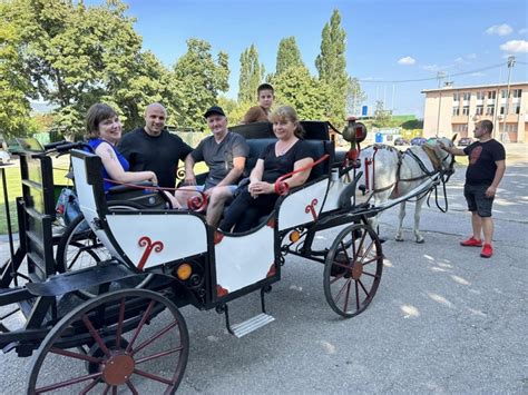 Доброто е живо Благотворни приятели подари на хората с увреждания специална каляска снимки