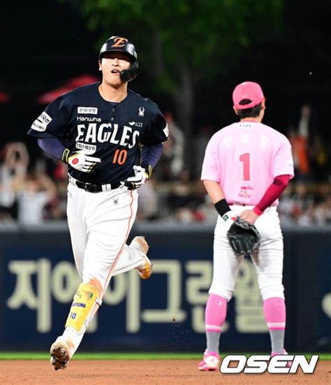 너무 중요한 홈런 친다 한화 미친 페이스 이끄는 10년차 복덩이 노감독 눈에서 꿀이 떨어진다 조선비즈