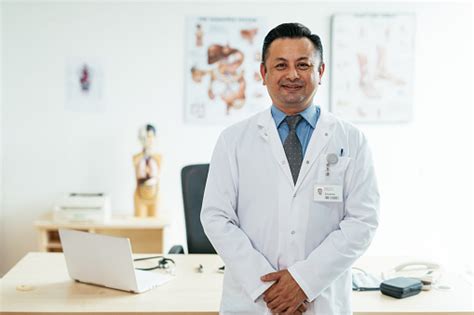 Potret Dokter India Dewasa Di Kantor Dokter Foto Stok Unduh Gambar