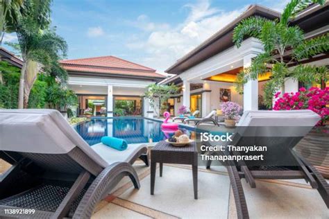 부동산 럭셔리 인테리어 및 외관 디자인 풀 빌라밤 하늘에 거실 집 일광욕 침대 소파 건물 외관에 대한 스톡 사진 및 기타 이미지 건물 외관 건축 고급 호텔 Istock