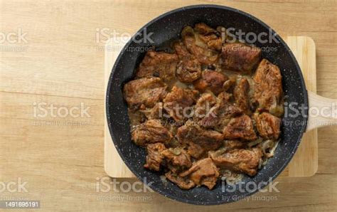 가벼운 질감의 배경에 프라이팬에 향신료로 절인 양파를 곁들인 쇠고기 고기 요리법 텍스트를위한 장소 복사를위한 공간 0명에 대한 스톡 사진 및 기타 이미지 Istock