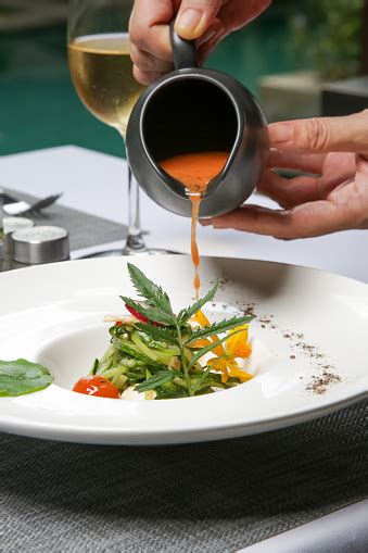 건강한 유기농 토마토 수프 현대 의 창조적 인 레스토랑 식사 절묘한 요리 오뜨 꾸뛰르 음식 가스파초에 대한 스톡 사진 및 기타