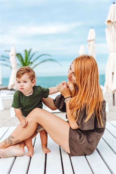 Maman Et Son Petit Fils Sur La Plage Des Vacances Photo Stock Image