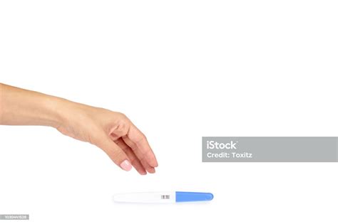 긍정적인 임신 테스트와 손을에 고립 된 흰색 배경 두 선 복사 공간 템플릿 가족에 대한 스톡 사진 및 기타 이미지 가족 걱정하는 건강관리와 의술 Istock