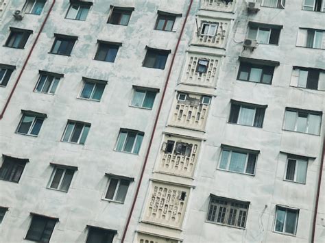 못생긴 건물 외관의 풀 프레임 이미지 프리미엄 사진