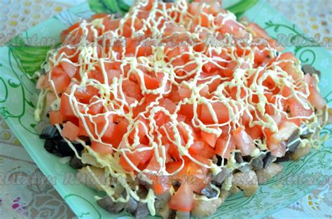 Салат с курицей грибами помидорами и сыром 11 фото в рецепте