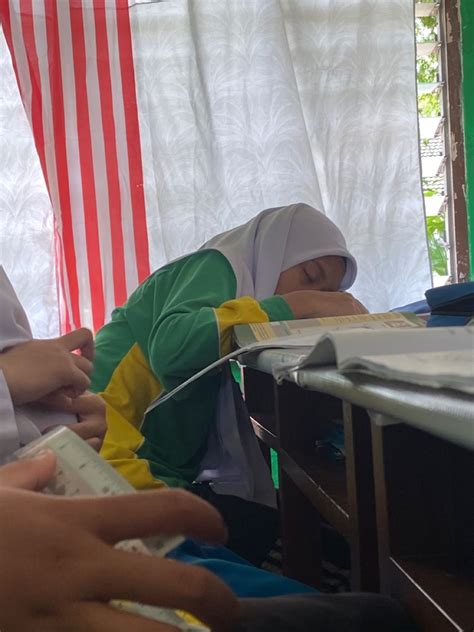 Pin by ... on Simpan Pantas | Islamic modest, Foto cewek hijab aesthetic, School pictures