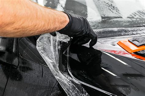 자동차 포장 전문 자동차 비닐 포 일 또는 필름을 씌우고 차에 보호 필름입니다 작업을 위한 도구로 차에 보호 필름을 적용합니다 자동차 적입니다 투명 한 필름입니다 자동차