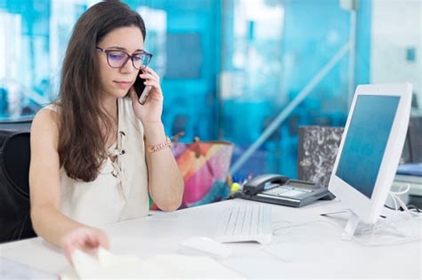 공조 사무실에서 컴퓨터 화면을보고 휴대 전화와 젊은 여성 기업 비즈니스에 대한 스톡 사진 및 기타 이미지 기업 비즈니스 동업자 무선 기술 Istock