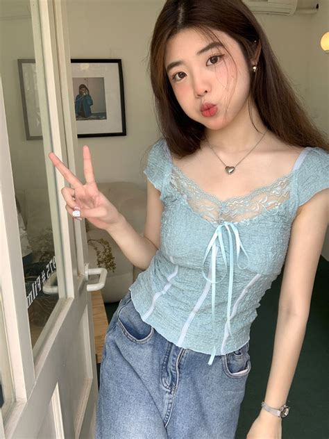 5colors 레이스 민소매탑 딥 스퀘어넥 슬리브리스 리본 솔리드 단색 슬립핏 타이트 착붙핏 숏 나시탑 화이트 블랙 핑크 여성스러운 청순 순백 코디템 시원한 하이틴