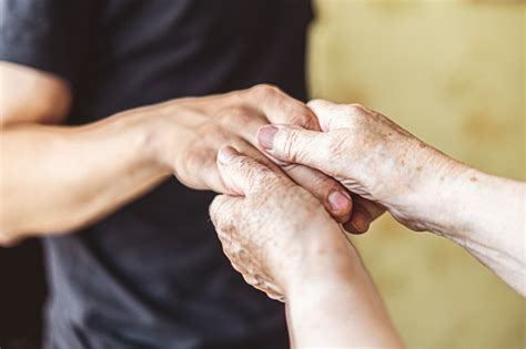 젊은이와 노인 다음 세대와 이전 세대의 손이 서로 접촉 사람들 연결 개념 간호사에 대한 스톡 사진 및 기타 이미지 간호사