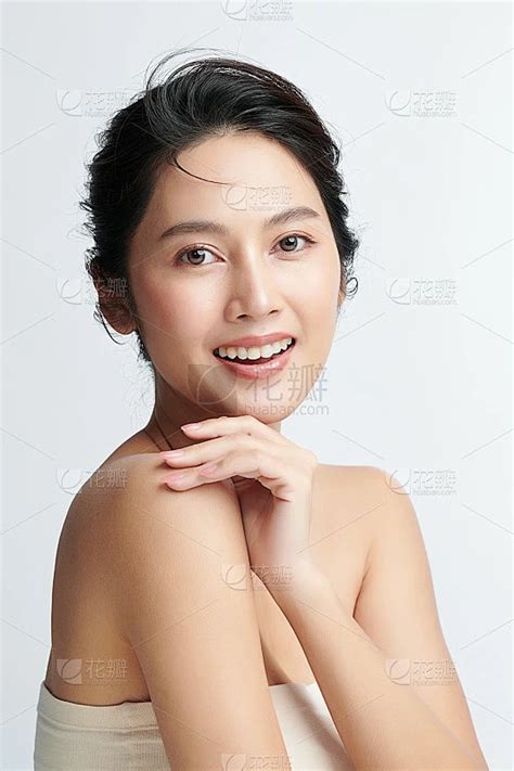 美丽年轻的亚洲女性与干净的新鲜皮肤在白色的背景，面部护理，面部治疗，美容和水疗中心，亚洲女性肖像。素材 花瓣网