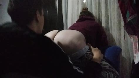 我在扶手椅上操我的嫂子，而我的妻子则在她的房间里休息
