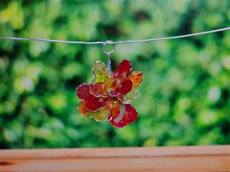 EinzelstÜck Anhänger Lebendige Blüte In Rot Und Gelb Handbemalte