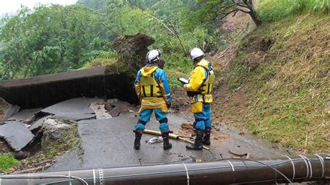 土砂崩れの現場を調べる警察官＝大分県：2023年 大雨・台風被害 写真特集：時事ドットコム