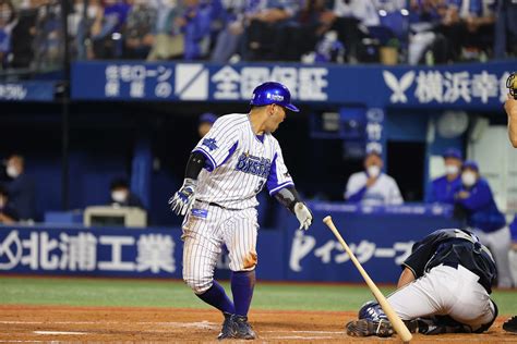 【アクシデント】オリックス伏見寅威、空振りしたバットが側頭部直撃し担架で運ばれ病院へ プロ野球写真ニュース 日刊スポーツ