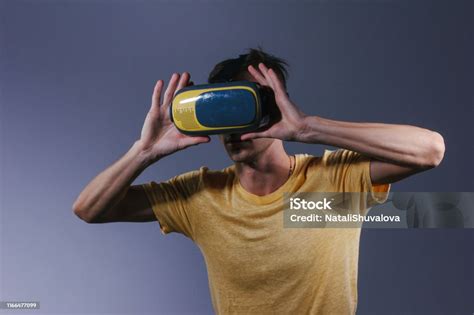 기술 게임 엔터테인먼트 및 사람들 개념 가상 현실 헤드셋 또는 3d 안경을 가진 젊은 남자 스튜디오 샷 회색 배경 360도