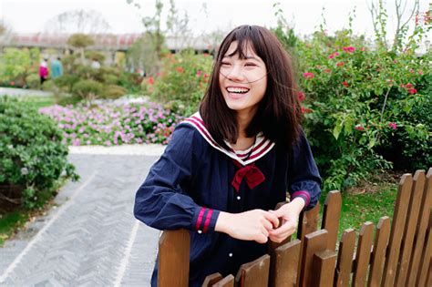 푸른 학교 유니폼 일본 스타일이을 정원 행복 한 여자 아름다움 감정 표정과 사람들이 라이프 스타일 개념에 웃 고 있는 아름 다운