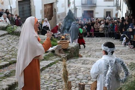La Cuesta de la Romana de Candelario alumbra el nacimiento del Niño