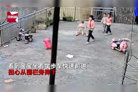 宝宝坐学步车快速前进在外打工妈妈监控中拼命呼叫姐姐神速拉回