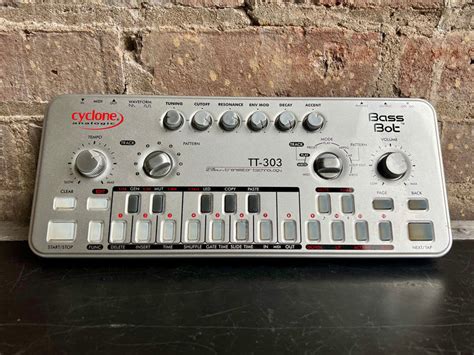 Cyclone Analogic Bass Bot