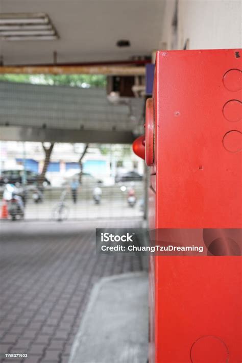 화재를 방지 하기 위한 경보 종소리와 경고 등 세로 사진 건축물에 대한 스톡 사진 및 기타 이미지 건축물 경계 표지 공항