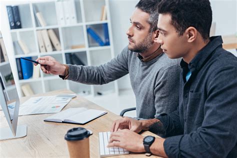 키보드에 입력 하 고 데스크톱 컴퓨터와 함께 작업 하는 동안 화면에서 가리키는 동료 경영자에 대한 스톡 사진 및 기타 이미지 경영자 남자 남자 사업가 Istock