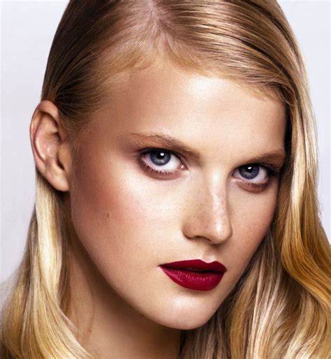 Comment maquiller des lèvres fines Nuances de cheveux blonds Couleur cheveux caramel