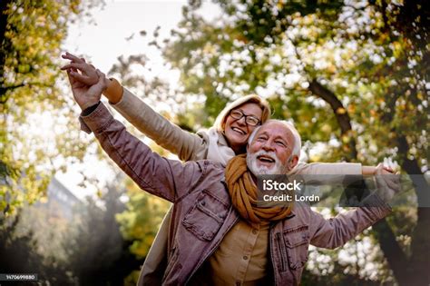 공원에서 야외에서 즐거운 시간을 보내며 함께 삶을 즐기는 쾌활한 연금 수급자 2명에 대한 스톡 사진 및 기타 이미지 2명 가을 가족 Istock